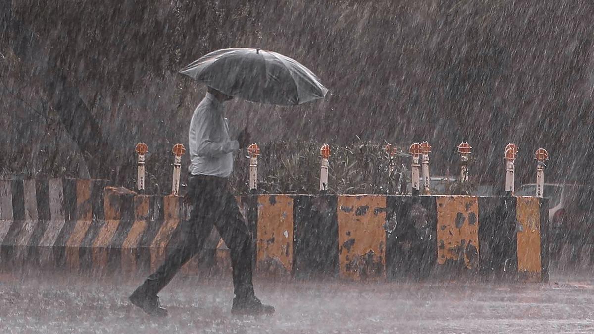 Lucknow Rains Live Update: लखनऊ में भारी बारिश बनी कहर, दिल्ली-MP समेत इन राज्यों में भी आज ...