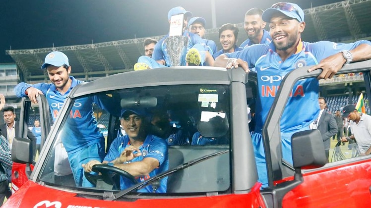 लंका फतह के बाद टीम ने मैदान पर दौड़ाई गाड़ी, धोनी बने ड्राइवर - Sports ...