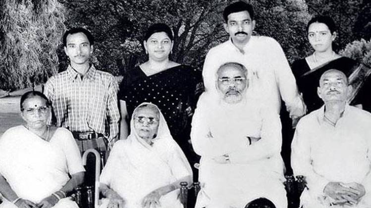 जानें, कौन-कौन है पीएम मोदी के परिवार में और क्या काम करते हैं ...