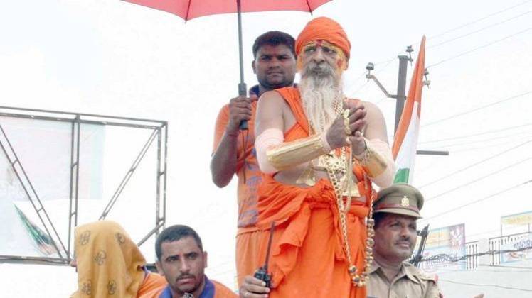 शुरू हुई गोल्डन बाबा की कांवड़ यात्रा, इस बार पहना 16 किलो सोना ...