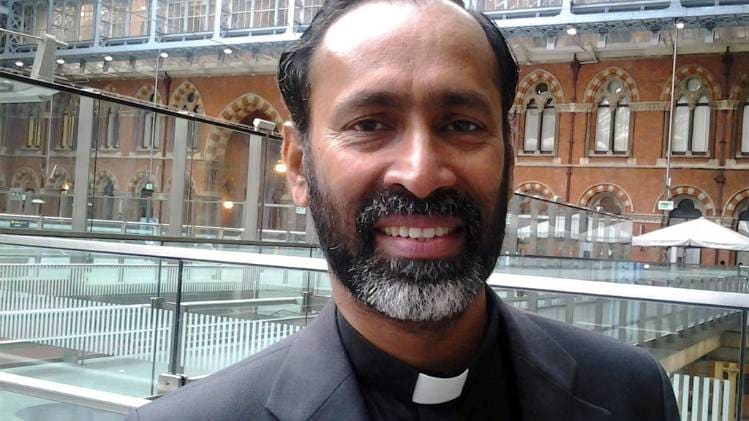 कौन हैं फादर डेविस, कभी अजनबी को दे दी थी किडनी, अब इसलिए जुटा रहे TV ...