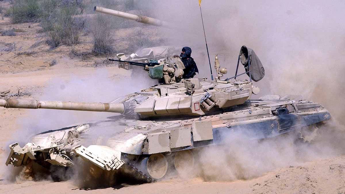 भारत के मुख्य बैटल टैंक T-90 भीष्म में लगा एंटी-ड्रोन केज, जानिए इसकी खासियत - Defence News AajTak