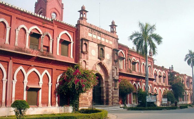 लड़कियों ने झंडा क्यों फहराया, AMU में बहस - aligarh muslim university ...