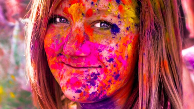 रंगों से खेलते वक्त आप इन टिप्स के जरिये रख सकते हैं आंखों का ध्यान ...