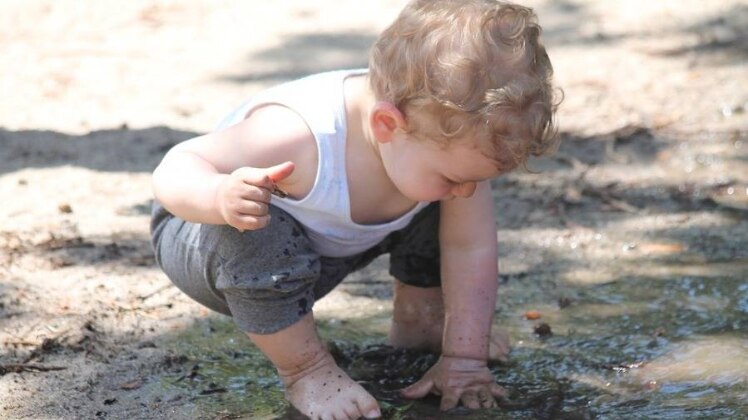 कहीं आपके बच्चे को तो नहीं है मिट्टी खाने की आदत? - tips to protect ...