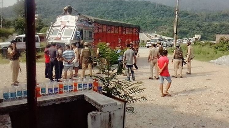 जम्मू: आतंकियों ने पुलिस नाके पर किया हमला, कई हथियार बरामद - jammu ...