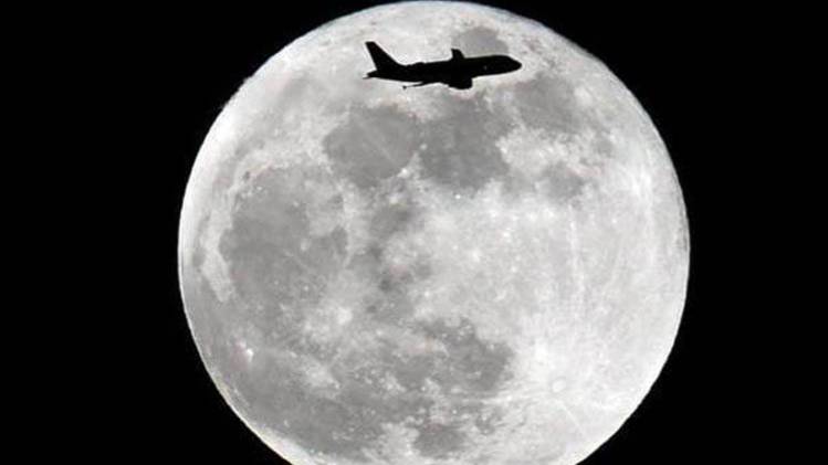 NASA की ऐतिहासिक खोज, चंद्रमा पर उल्का बौछारों से निकलता है पानी - nasa ...