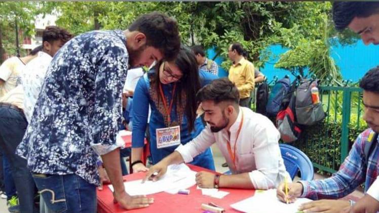 DU: एबीवीपी कुछ इस तरह हेल्पडेस्क लगाकर कर रहा स्टूडेंट की हेल्प - abvp ...