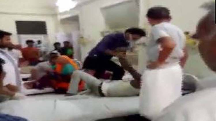 जयपुर में मरीज को बेड पर ही पीटने लगा रेजिडेंट डॉक्टर Video वायरल Sms Hospital Jaipur Doctor 