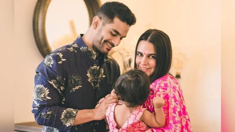 अस्पताल में भर्ती अंगद बेदी की चलने में ऐसे मदद कर रही हैं बेटी मेहर ...