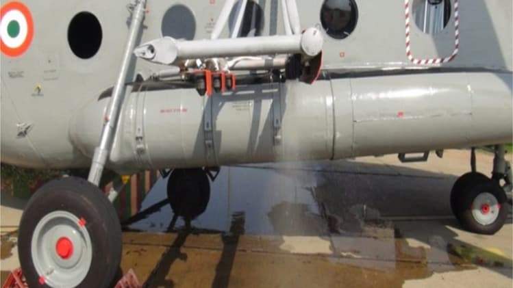 टिड्डियों से निपटने को एयरफोर्स का Mi 17 हेलिकॉप्टर तैयार, ट्रायल सफल ...