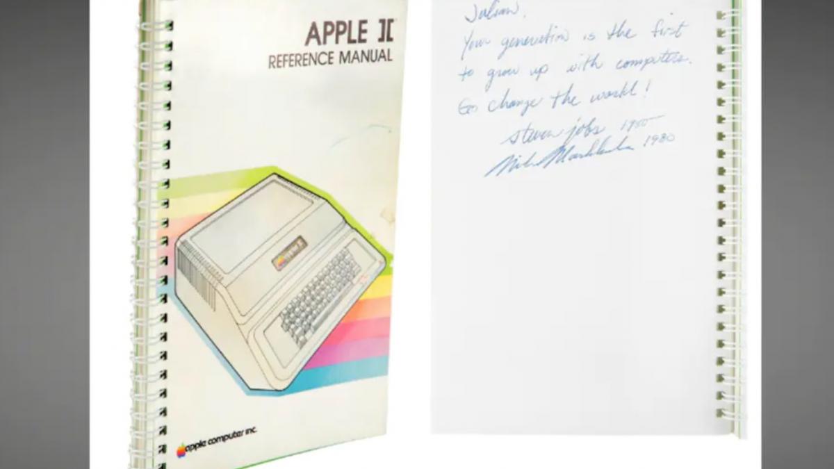 1977 के 8 बिट Apple II कंप्यूटर का मैनुअल 5.85 करोड़ में बिका, ये है वजह - Steve Jobs Signed ...