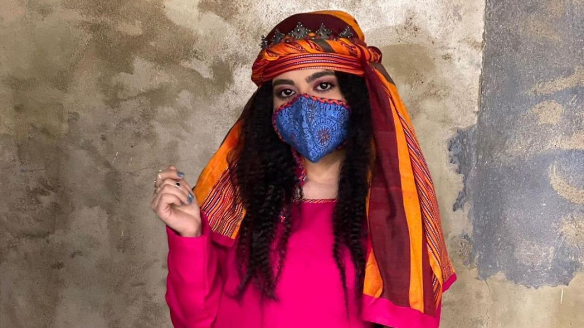 Eva B Engagement: नकाब बांधकर गाने वाली रैपर ईवा बी ने की सगाई ...