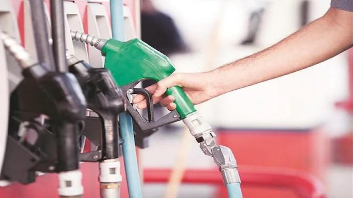 Petrol Prices Today: दिल्ली में स्थिर पेट्रोल का भाव, जानें नोएडा, लखनऊ ...