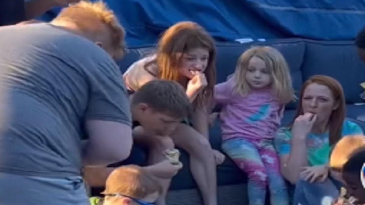 जूठे बर्तन धोने से बचने के लिए 12 बच्चों को ऐसे खाना परोसती है ये मां ...