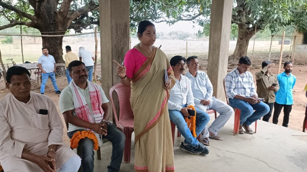 बैंक मैनेजर पर जमकर बरसीं कांग्रेस की महिला सांसद गीता कोड़ा, वित्त ...