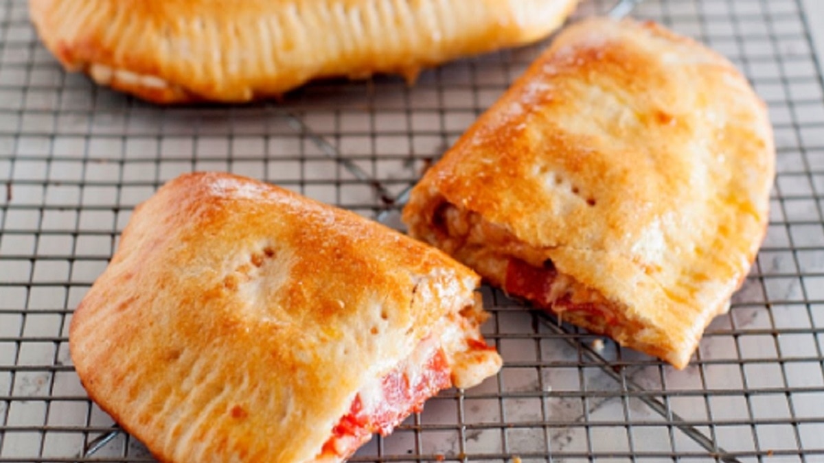 आज बनाना है कुछ मजेदार और टेस्टी तो ट्राई करें Pizza Pockets, बारिश में ...