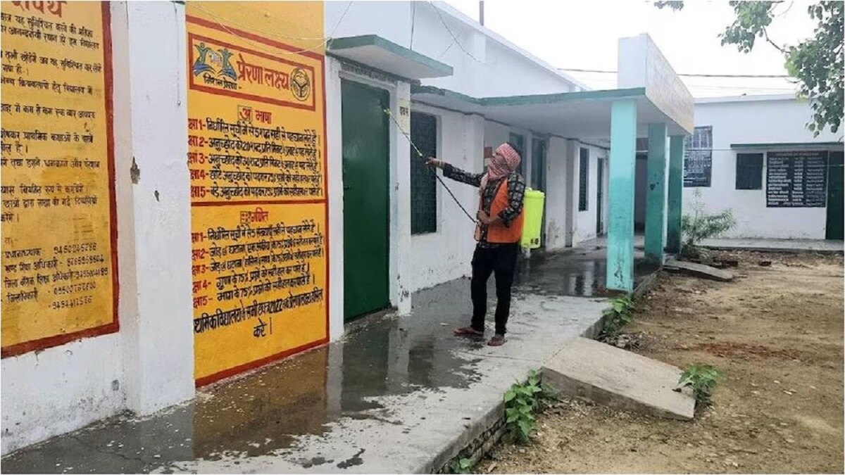 शिक्षकों की निगरानी करेंगे सफाईकर्मी... वाराणसी सीडीओ का अजीबोगरीब ...