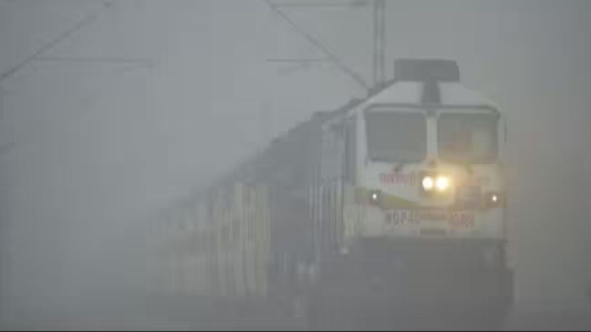 Fog Alert, Trains Running Late: कोहरे का असर! उड़ाने हो रहीं रद्द, देरी से चल रहीं ट्रेनें, यहां ...