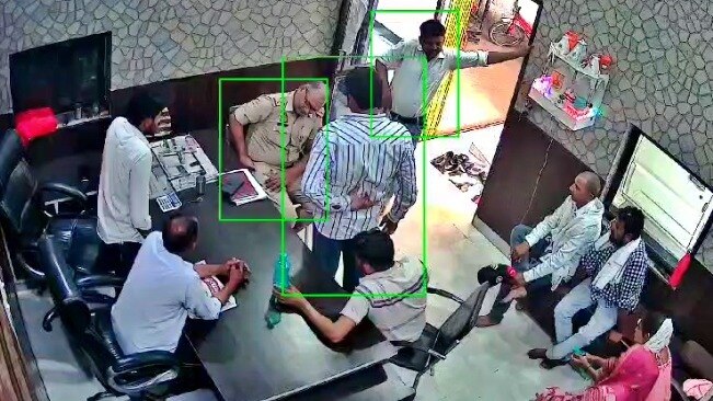 Aligarh: 20 हजार रिश्वत लेते दारोगा CCTV में कैद, छेड़खानी के मामले में करा रहा था समझौता, अब ...