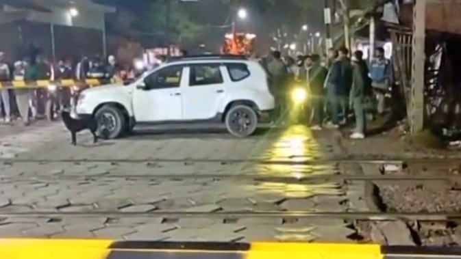 रेलवे फाटक बंद, ट्रैक पर फंसी कार और सामने से आती स्वर्ण शताब्दी ...