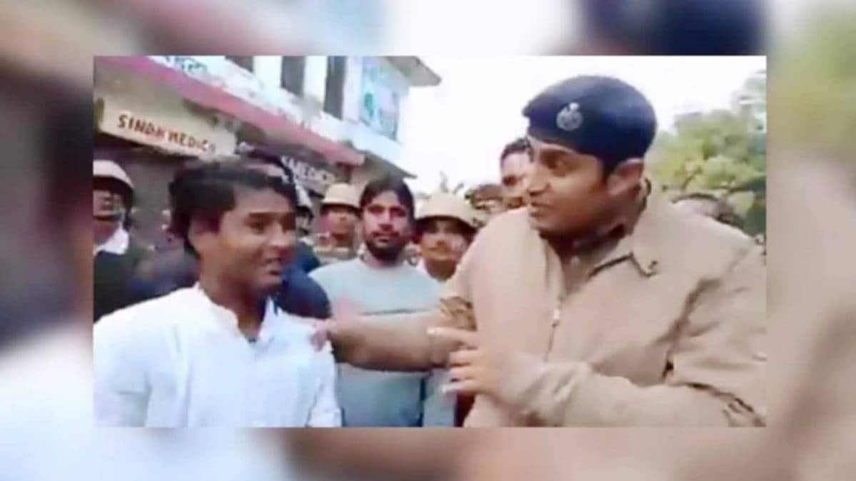 प्रदर्शन करते लड़के को SSP ने समझाया CAA का मतलब, Video हो गया वायरल - Etawah SSP explains youth ...