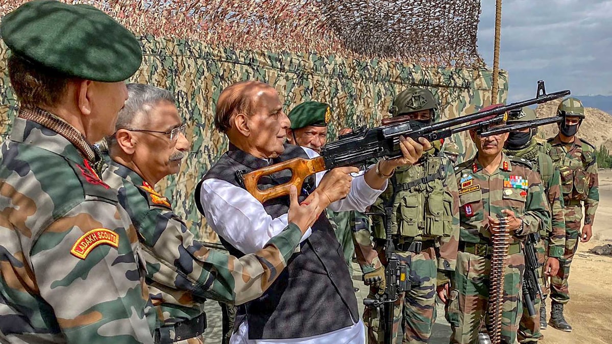 VIDEO: रक्षामंत्री ने थामी खतरनाक पीका मशीन गन, जानें उसकी खूबियां ...