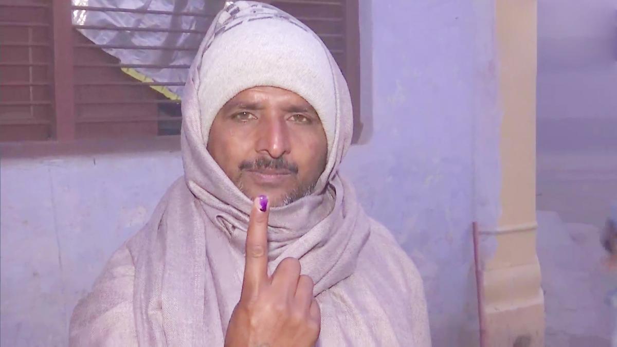 UP Phase-I की 58 सीटों पर वोट‍िंग, कड़ाके की ठंड के बीच पोल‍िंंग बूथ ...