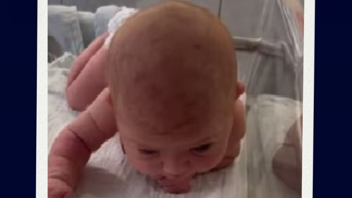 चलने की कोशिश करने लगी 3 दिन की बच्ची, वीडियो आया सामने - short-videos ...