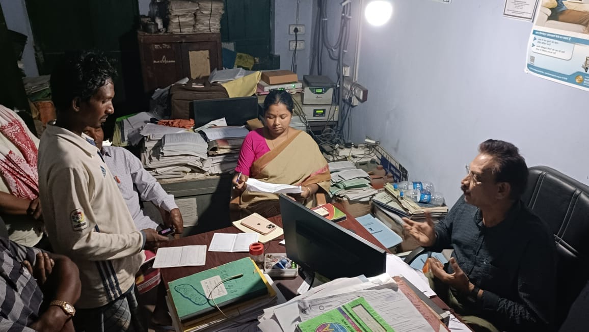 बैंक मैनेजर पर जमकर बरसीं कांग्रेस की महिला सांसद गीता कोड़ा, वित्त ...