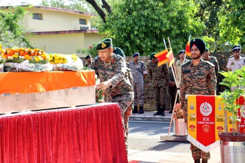 'किसी में दम है तो बोल दे भारतीय सेना हिंदू या मुस्लिम...' शहीद जवान की आखिरी विदाई में भाई की ...