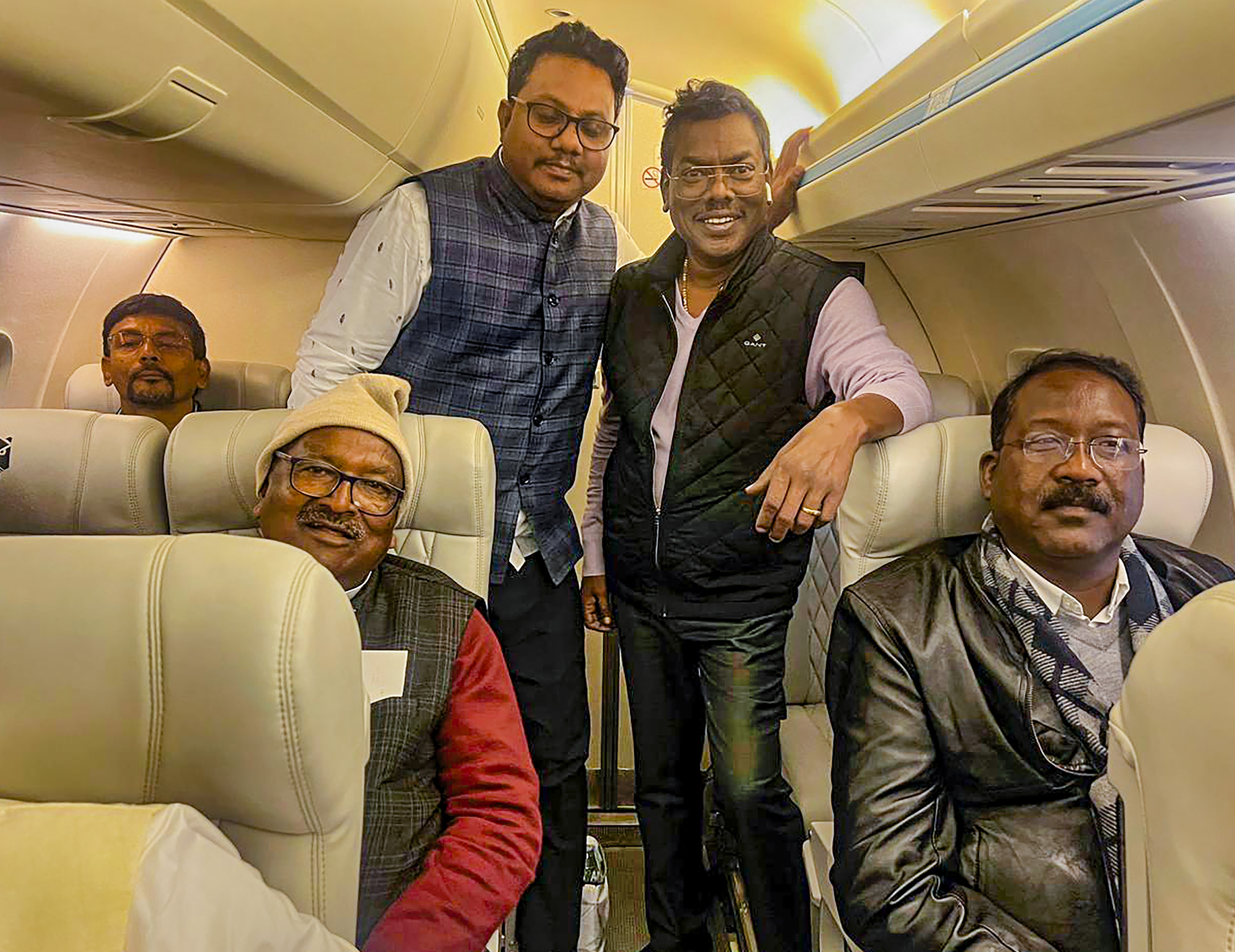 चंपई सोरेन ने संभाली सत्ता लेकिन अलर्ट JMM, हैदराबाद रवाना होते विधायक ...