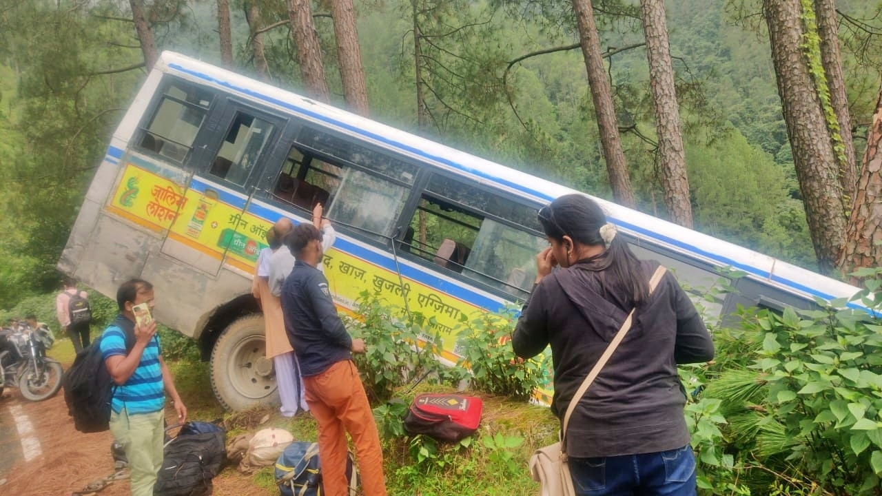 नीचे खाई और हवा में लटकी बस... जब सवारियों में मच गई चीख-पुकार! PHOTOS ...