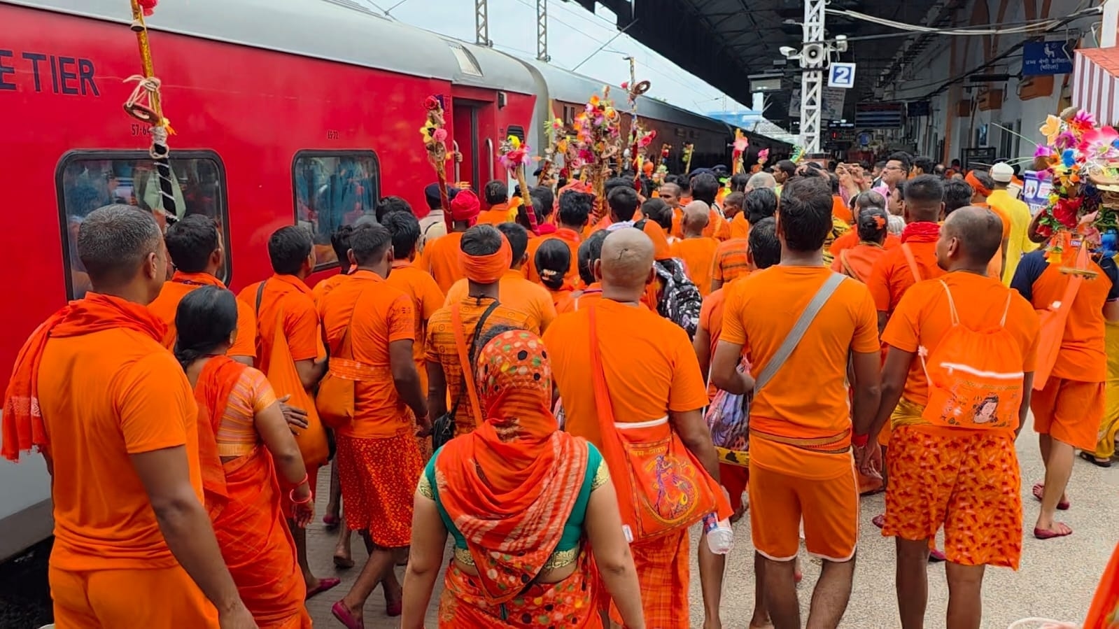 चंदौली: सावन में कांवड़ यात्रा को लेकर रेलवे अलर्ट, DDU जंक्शन पर RPF-GRP मुस्तैद, ये है एक्शन ...