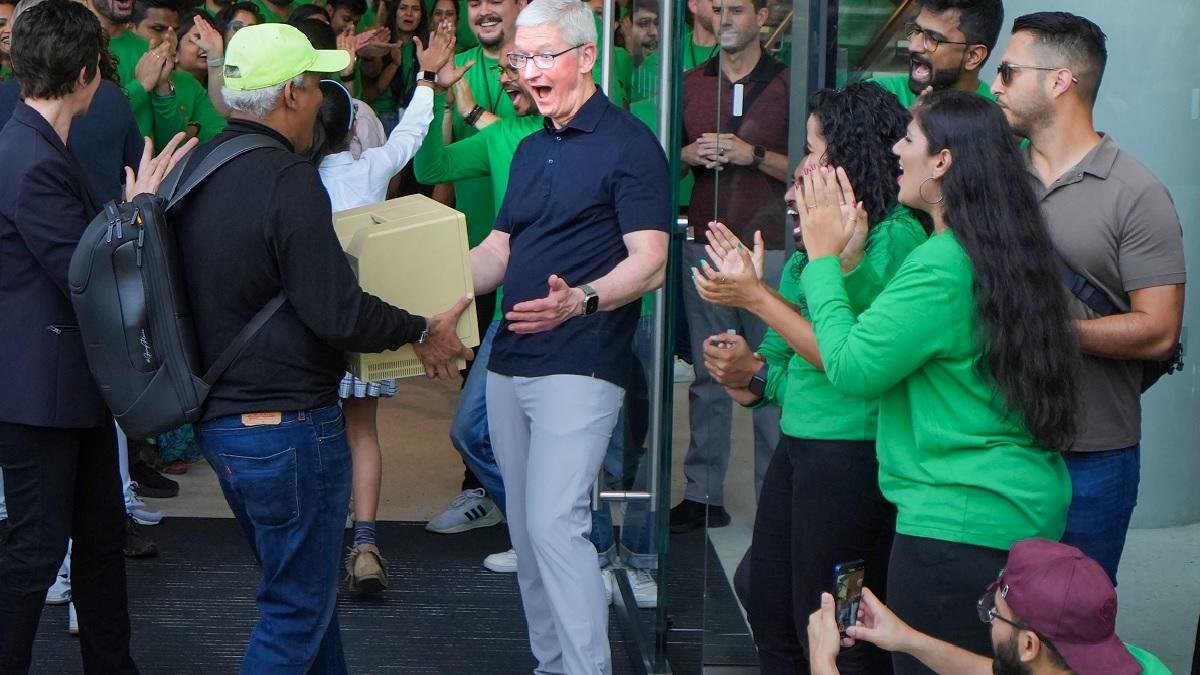 Watch: Tim Cook's priceless reaction when customer brings old Macintosh ...