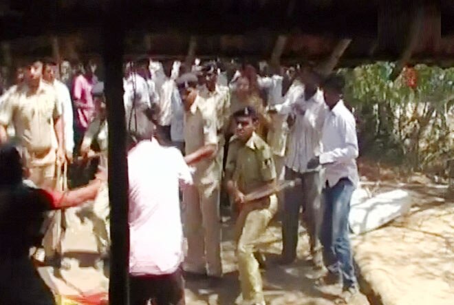 Cops lathicharge villagers in Gujarat - India Today