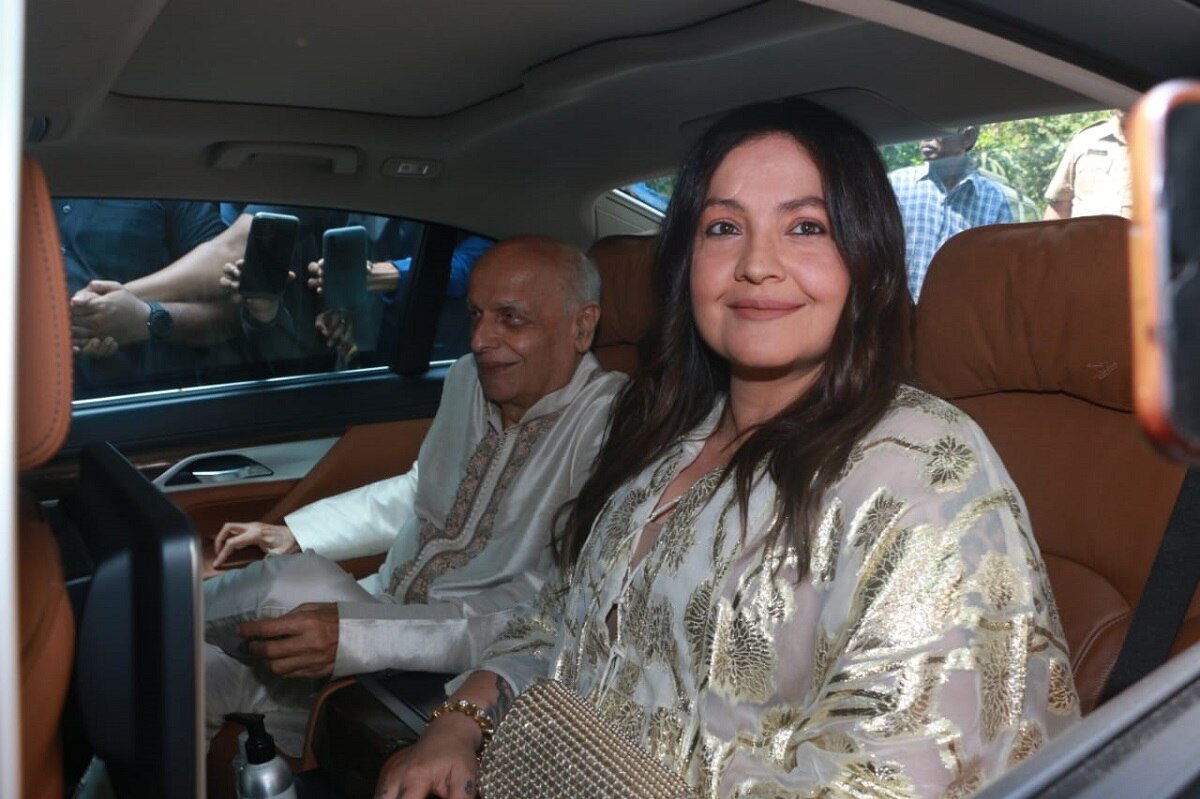 Mahesh Bhatt and daughter Pooja twin in white ensembles as they arrive ...