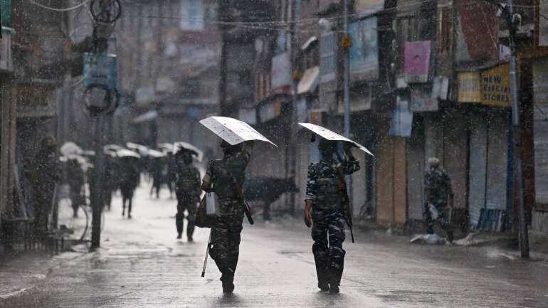 Kashmir Live Updates: Curfew to be eased for Friday prayers - India Today