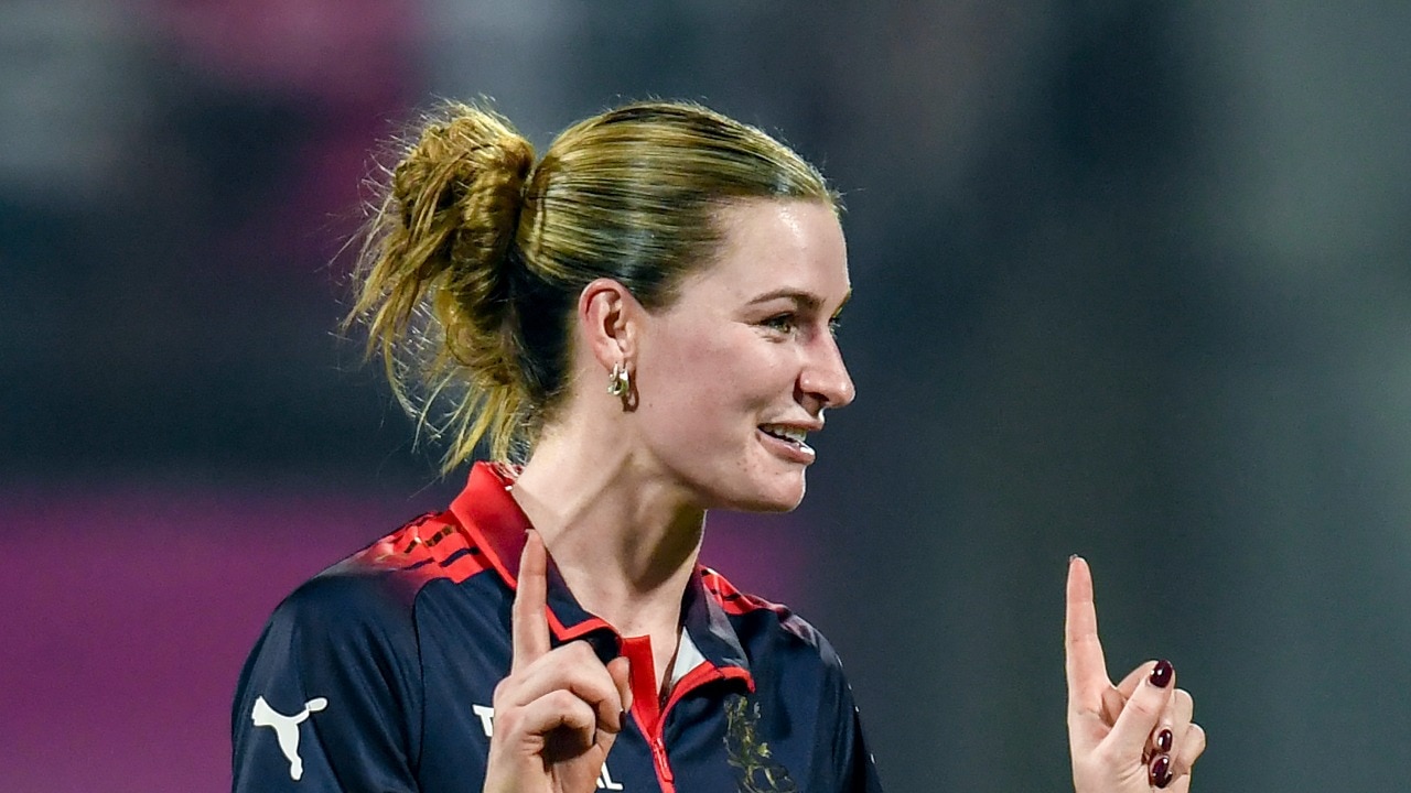 WPL live score RCB vs UP Warriorz: UPW (13/0 in 3 ov) Lauren Bell ...