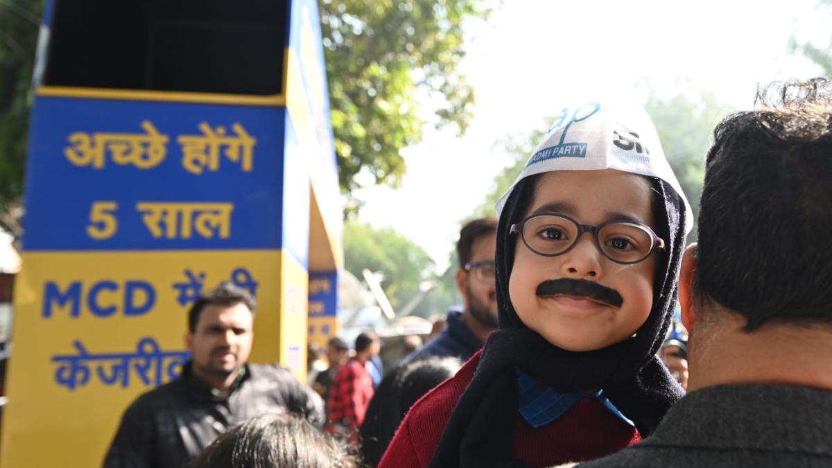 MCD Elections 2022: Supporters celebrate AAP's victory at Delhi ...