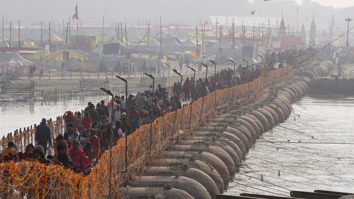 Devotees take holy dip at Sangam on Magh Mela in Prayagraj | In Pics ...
