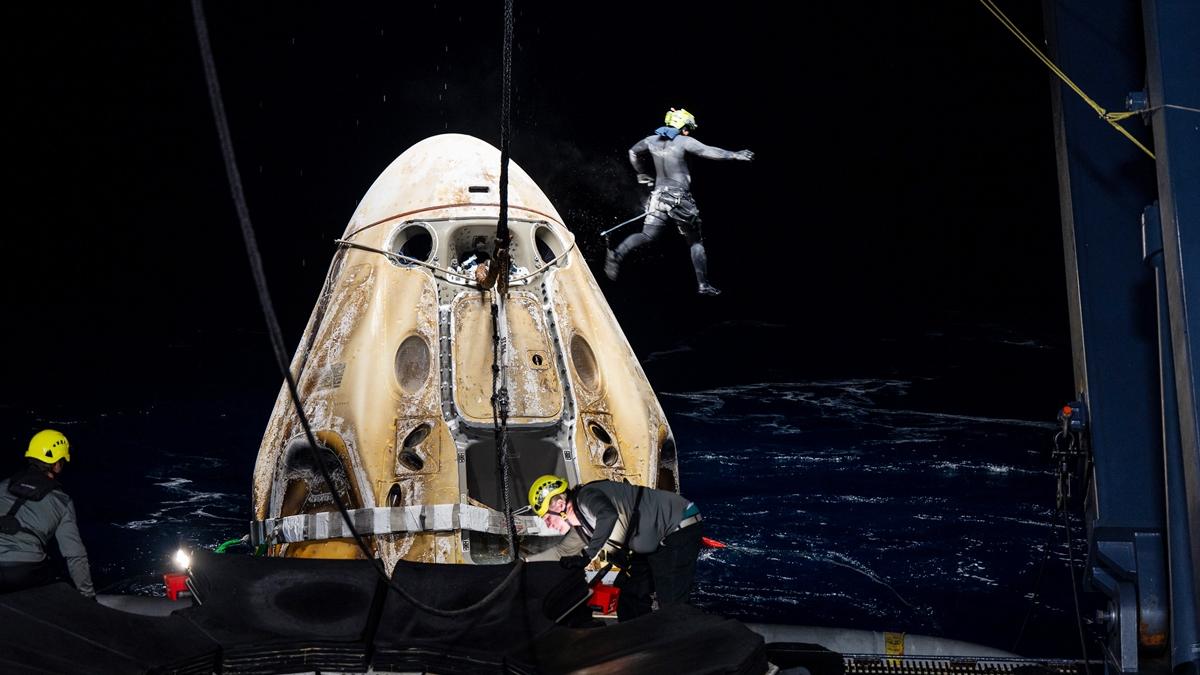 Watch astronauts splash down in Gulf of Mexico after 157 days in space ...