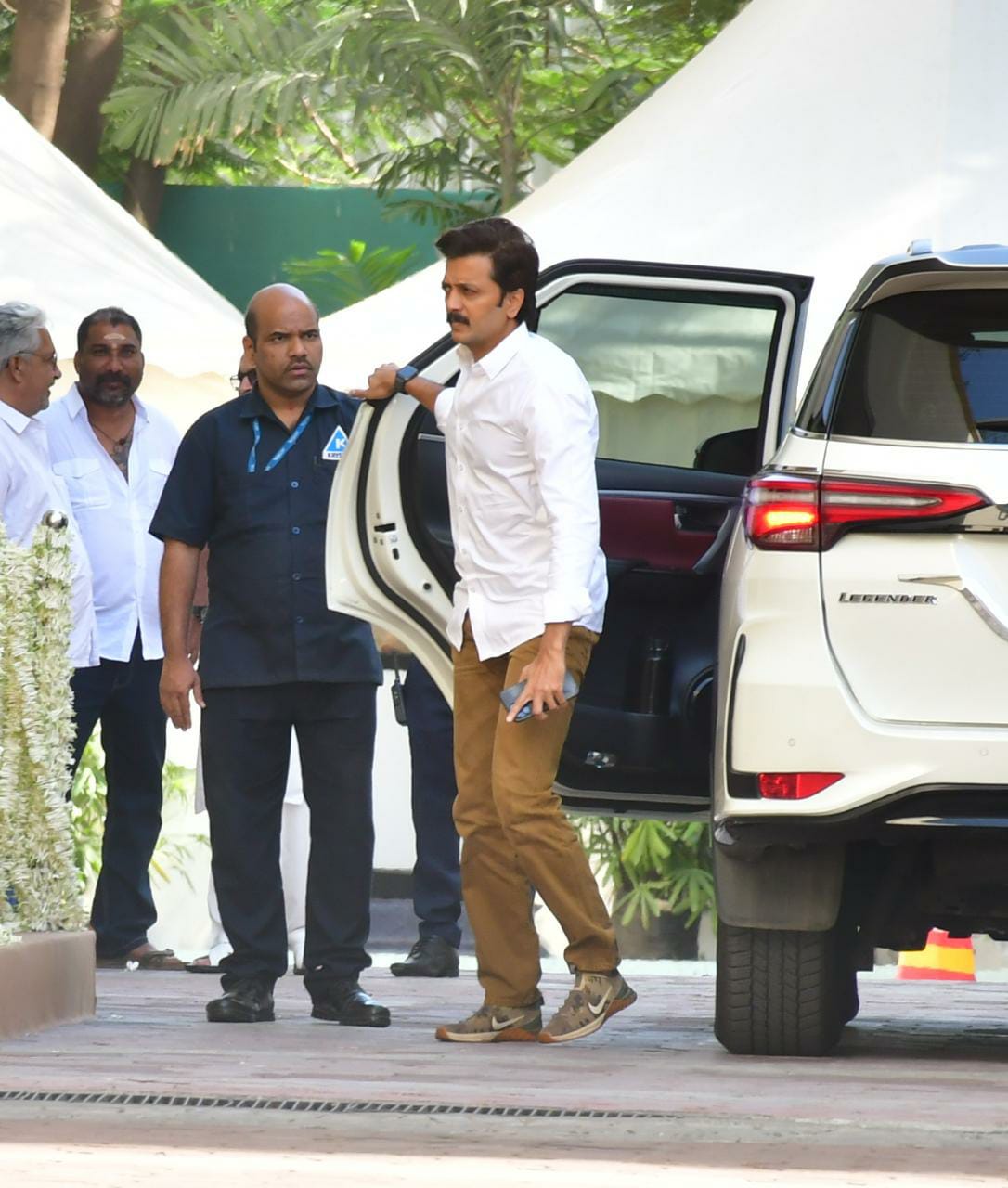 Pamela Chopra's prayer meet: Karan Johar, Abhishek Bachchan, others ...