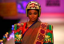 Nida Mahmood gives sari a twist! - India Today