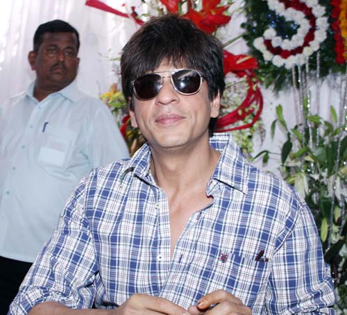 SRK cuts b'day cake - India Today