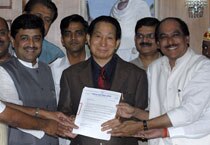 Maharashtra: Chavan stakes claim - India Today