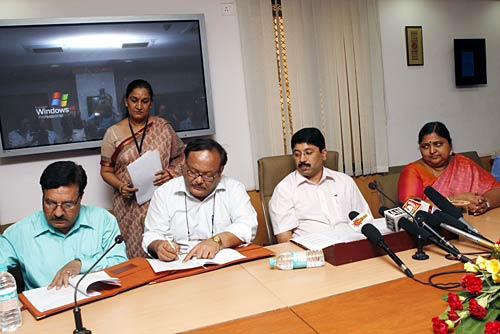 IGNOU signs MoU with textile institute - India Today