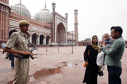 Rajnath Singh visits LNGP hospital - India Today