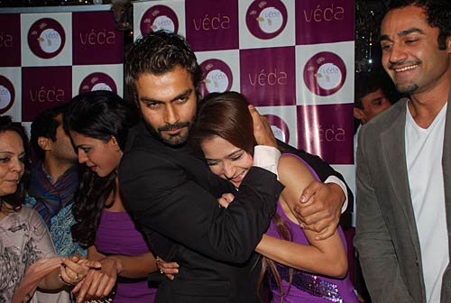 Ashmit celebrates B'day with Veena, Sara - India Today