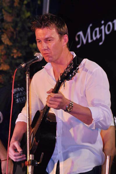 Bret Lee performs with Majors band - India Today